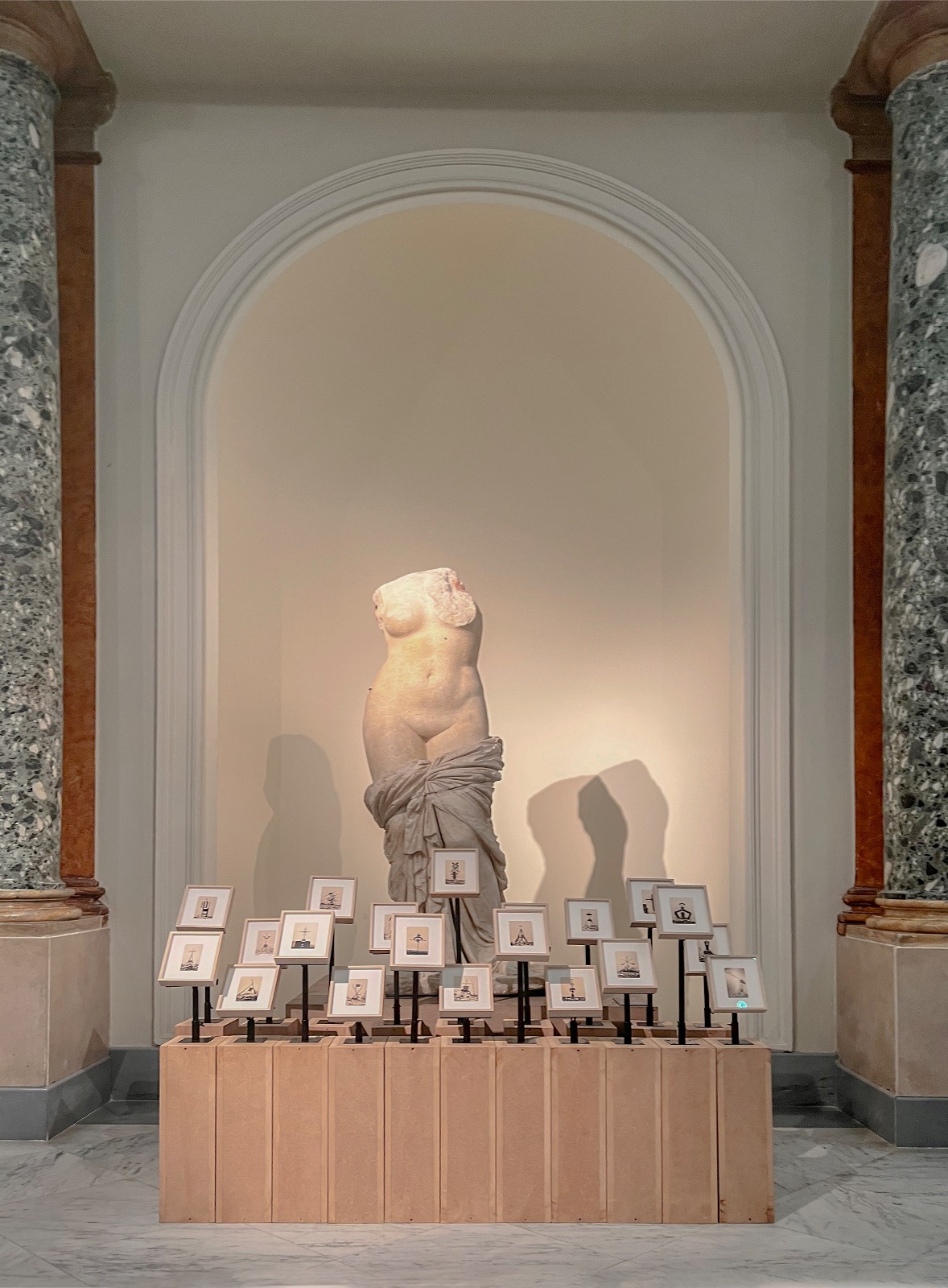 Monumento memento di Yvonne De Rosa a cura di Simone Maria Azzoni - mann napoli|museo ...